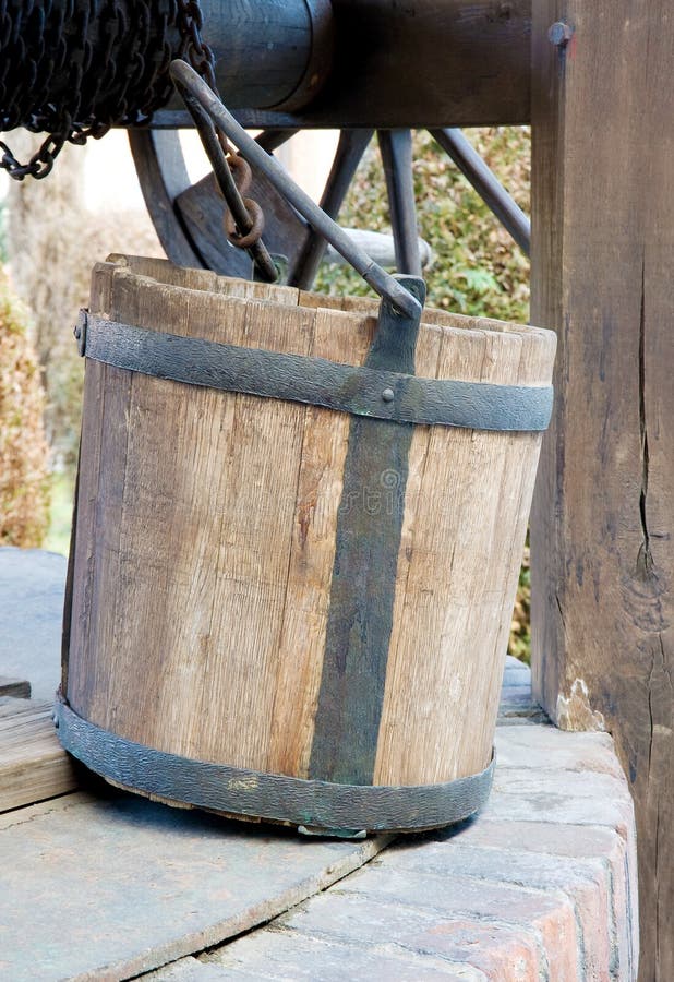 Waterput in de tuin stock afbeelding. Image of behandeld - 3337109