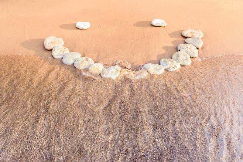 Emoticon op het zand stock foto. Image of tekening, meditatie - 70407196