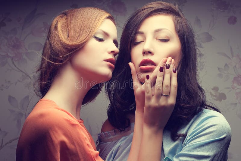 Zwei Herrliche Freundinnen Die Liebe Machen Stockbild Bild Von Schön