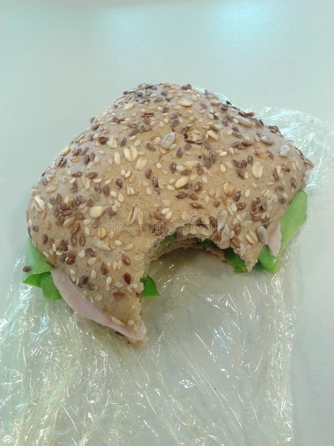 Emparedado mordido imagen de archivo. Imagen de colar - 13500973