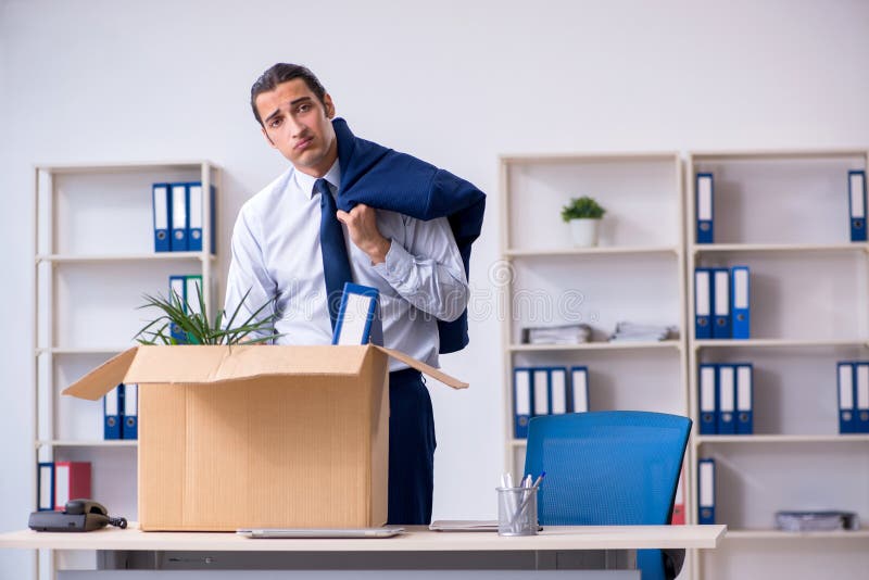 Empleado joven despedido imagen de archivo. Imagen de crisis - 158105933