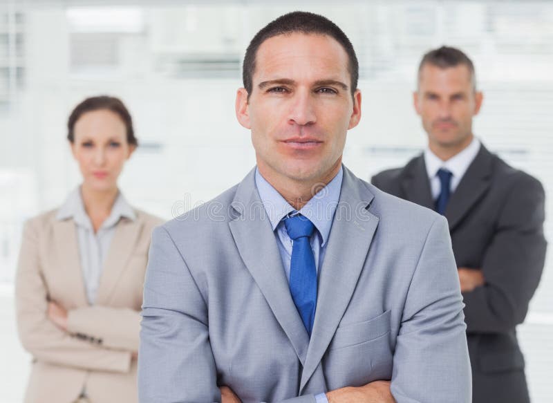 Jefe Alegre Que Muestra Una Lista De Tareas a Su Empleado Responsable ...