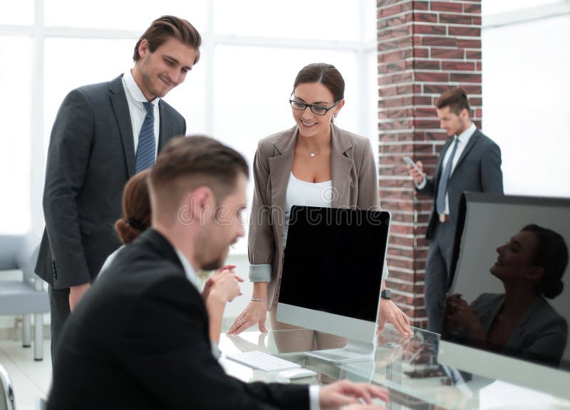 Empleados Del Banco Que Se Sientan En El Escritorio Foto de archivo ... Empleados Del Banco Que Se Sientan En El Escritorio Foto de archivo ...