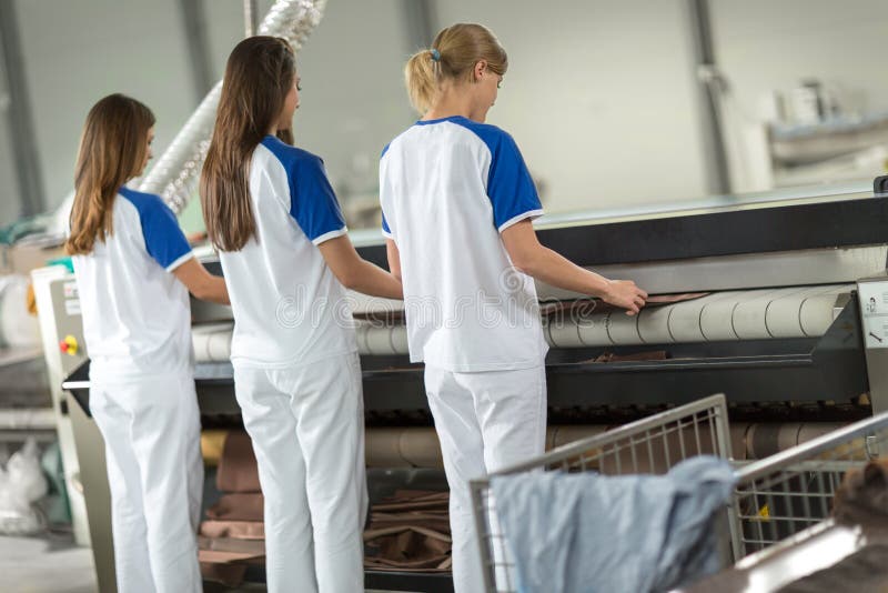 Employé le pressing image stock. Image du nettoyeur, commerce - 77056207