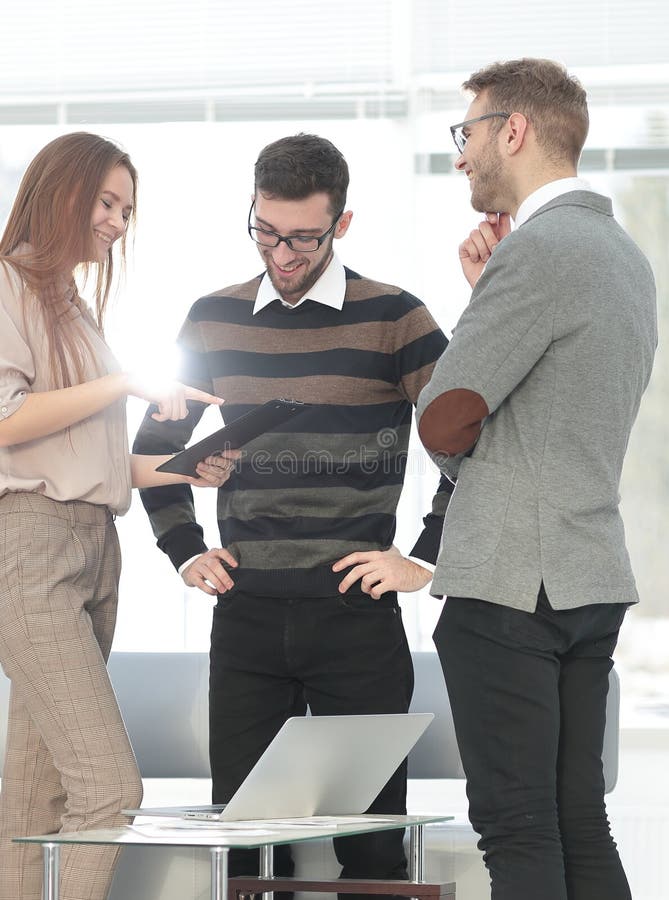 Employees Discussing Working Paper Stock Photo - Image of group ...