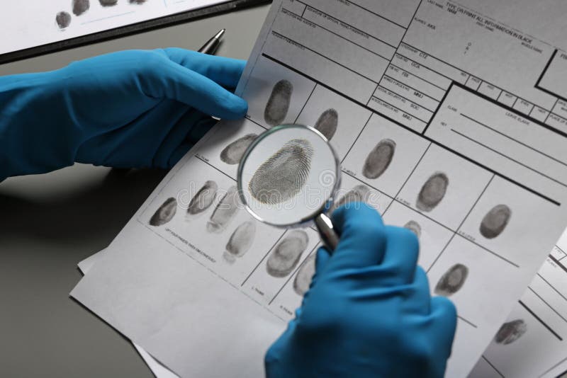 Empreintes Digitales Les Explorant De Criminaliste Avec La Loupe Photo ...