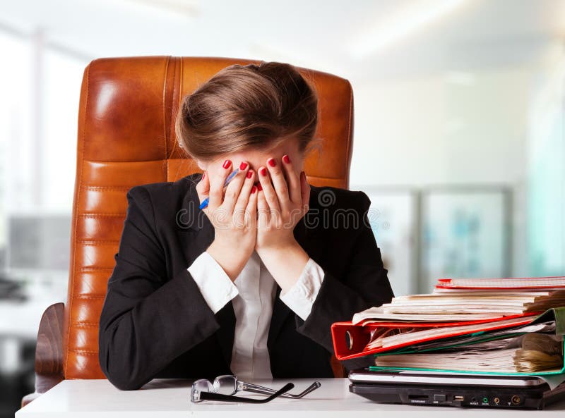 Empresaria Decepcionada Que Se Sienta En Oficina Imagen de archivo ...