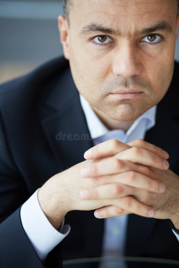 Empresario acertado imagen de archivo. Imagen de actitud - 33942463