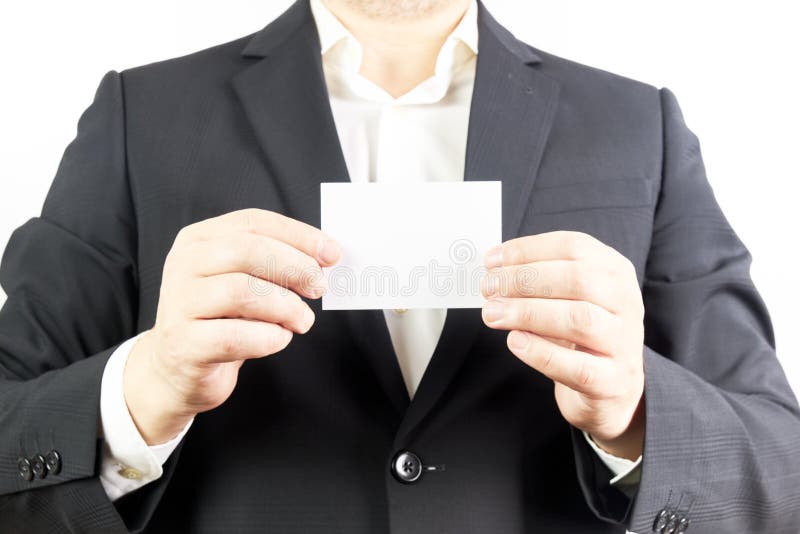 Empresario De Traje Negro Portando Una Tarjeta Blanca Con Espacio Para ... Empresario De Traje Negro Portando Una Tarjeta Blanca Con Espacio Para ...