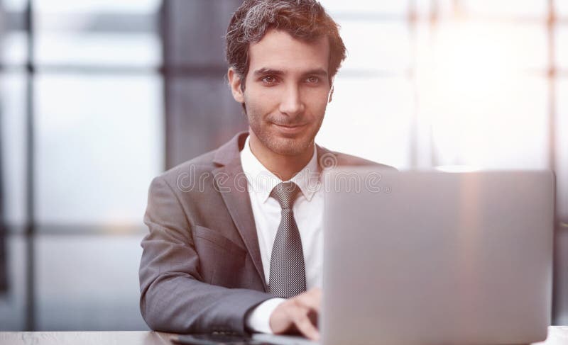 Empresario Exitoso Que Trabaja En El Interior De Su Oficina Foto de ... Empresario Exitoso Que Trabaja En El Interior De Su Oficina Foto de ...