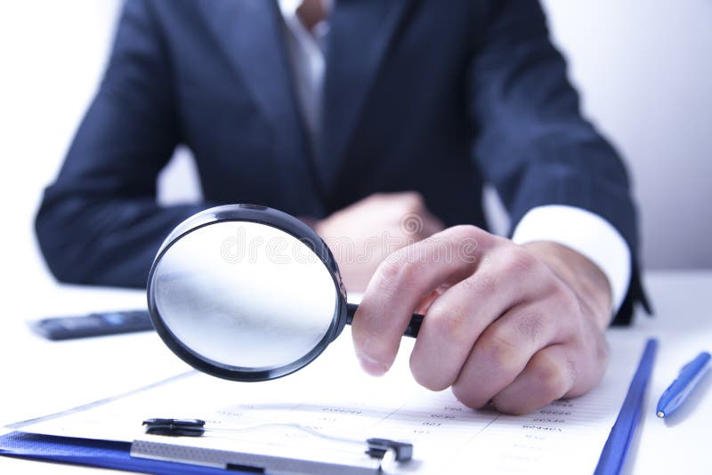 Empresario Revisando La Hora Desde El Reloj Imagen de archivo - Imagen ...