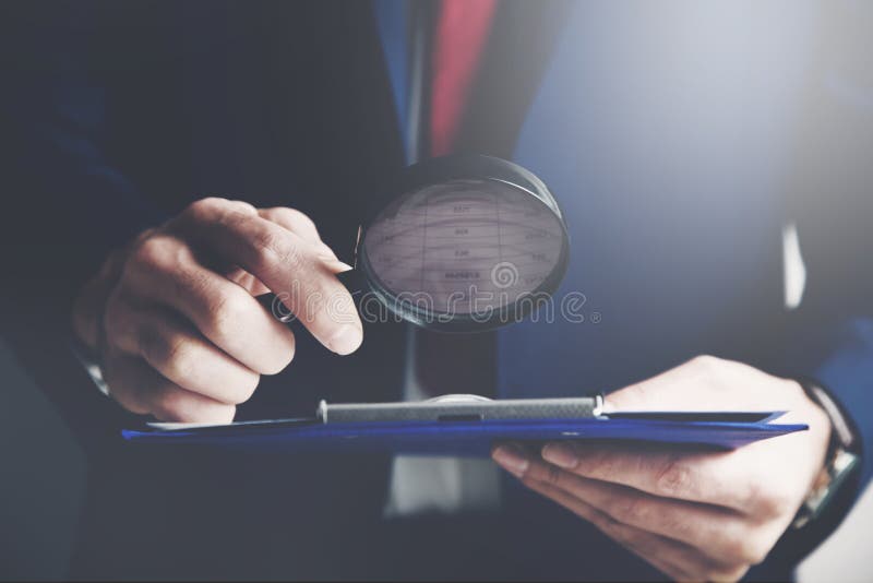 Empresario Revisando Un Documento Con Una Lupa Foto de archivo - Imagen ...