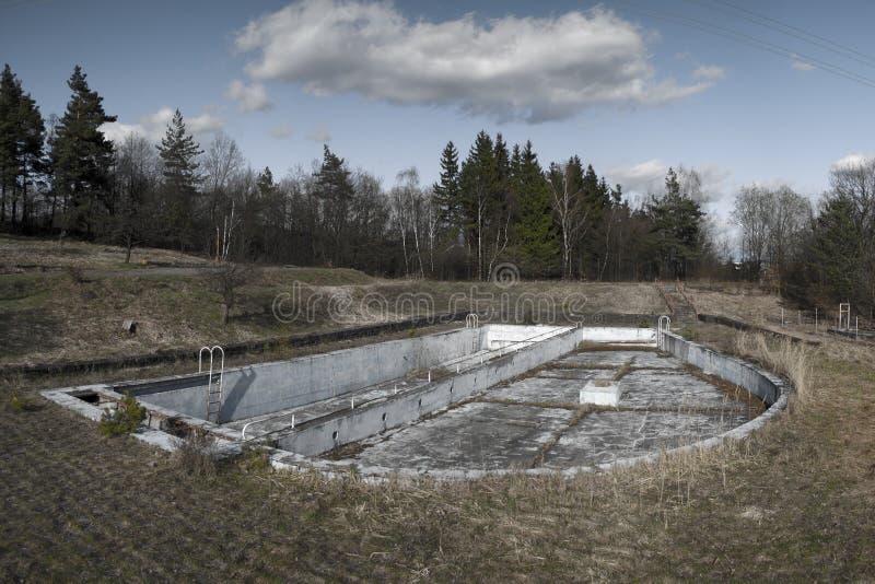 Empty Abandoned Swimming Pool Stock Image - Image of green, defunct ...