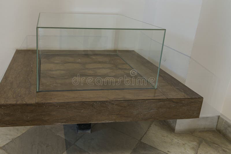 446 Empty Glass Display Case Stock Photos - Free & Royalty-Free Stock ...