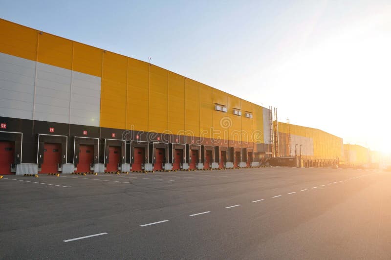 Empty Loading Dock stock image. Image of horizontal, industry - 14114867