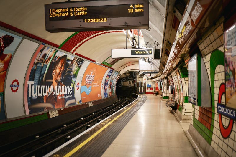 Empty Piccadilly Circus Underground Station Platform Editorial Stock ...