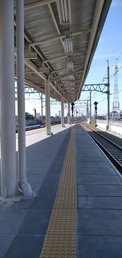Empty Railroad Stasiun Platform Stock Photo - Image of empty, lane ...