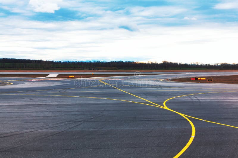 Runway Markings Stock Illustrations – 159 Runway Markings Stock ...