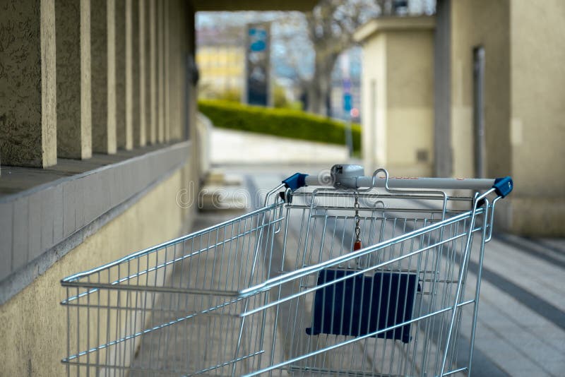 Empty Shopping Cart Outdoors Stock Photo - Image of outdoors, shopping ...