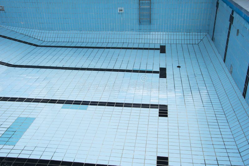 Empty Swimming Pool with Metal Ladder. Stock Photo - Image of lavoro ...