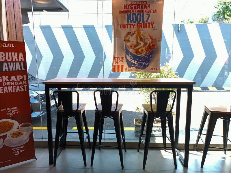 An Empty Table at KFC editorial stock image. Image of design - 274879719