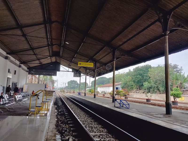 Empty Train Platform Waiting for Train Arrival Editorial Photo - Image ...