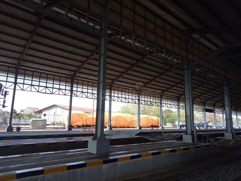 Empty Train Station Platform Stock Photo - Image of solo, transport ...
