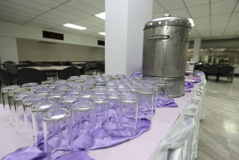 Empty Water Drink Glass with Cool Tank , Buffet Catering for Group ...