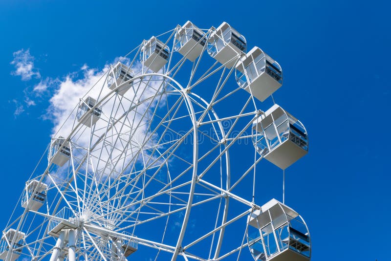 Empty white ferris wheel stock photo. Image of seats - 122696844