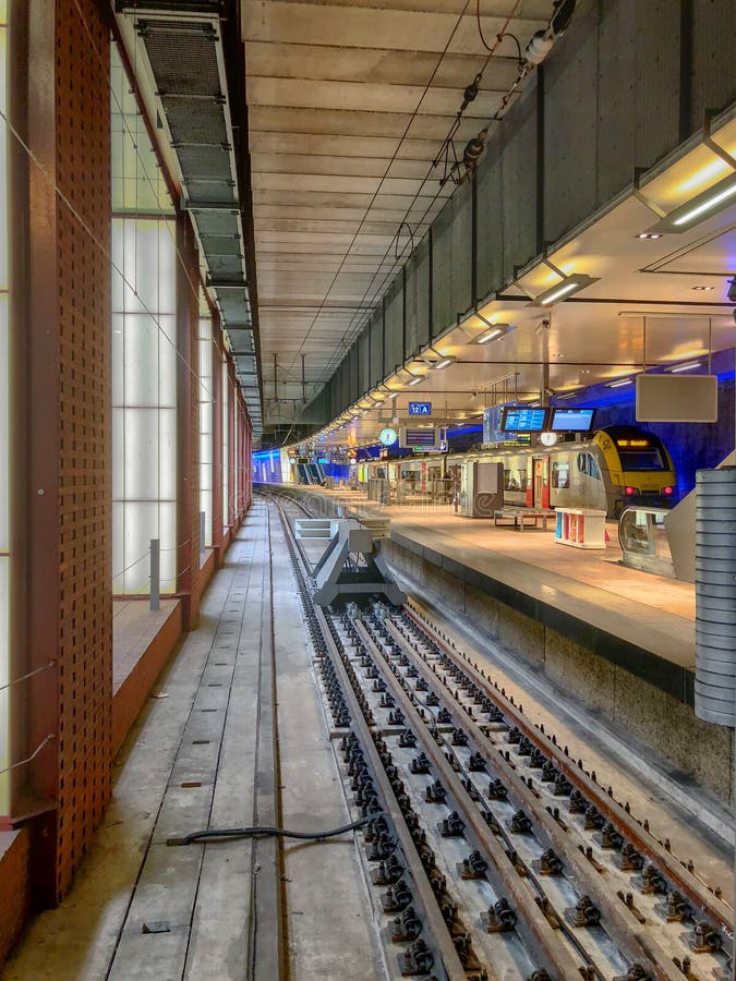 Emtpy railway station editorial stock image. Image of road - 134653284