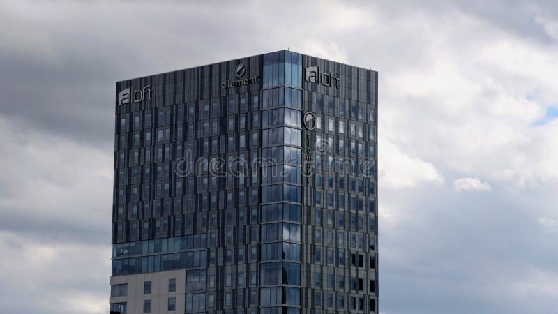 En Alto Y Edificio Del Elemento Imagen de archivo editorial - Imagen de ...