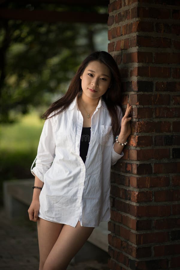 En Cámara De Mirada Modelo Coreana Foto de archivo - Imagen de imagen ...