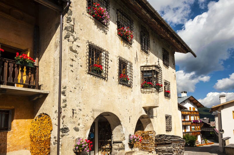 En Colle Santa Lucia, Dolomites Photo éditorial - Image du médiéval ...