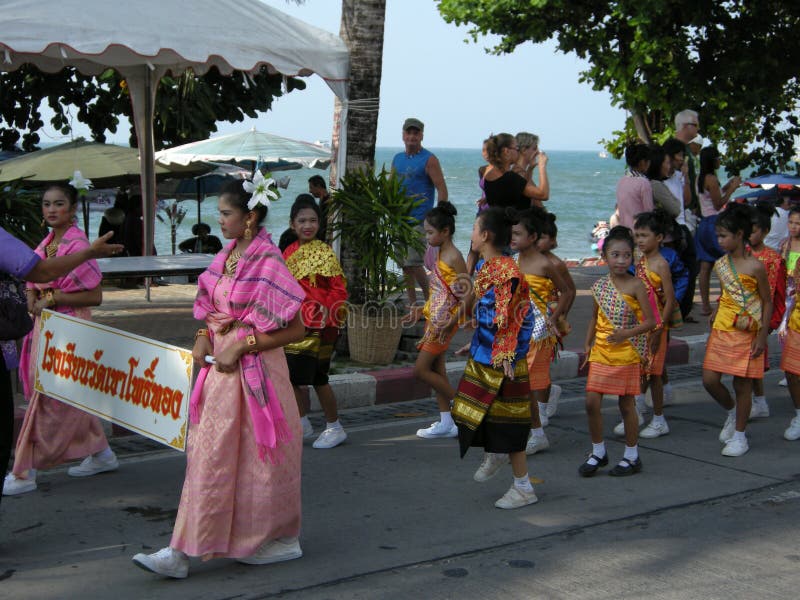 En desfile imagen editorial. Imagen de vestido, desfile - 61153035