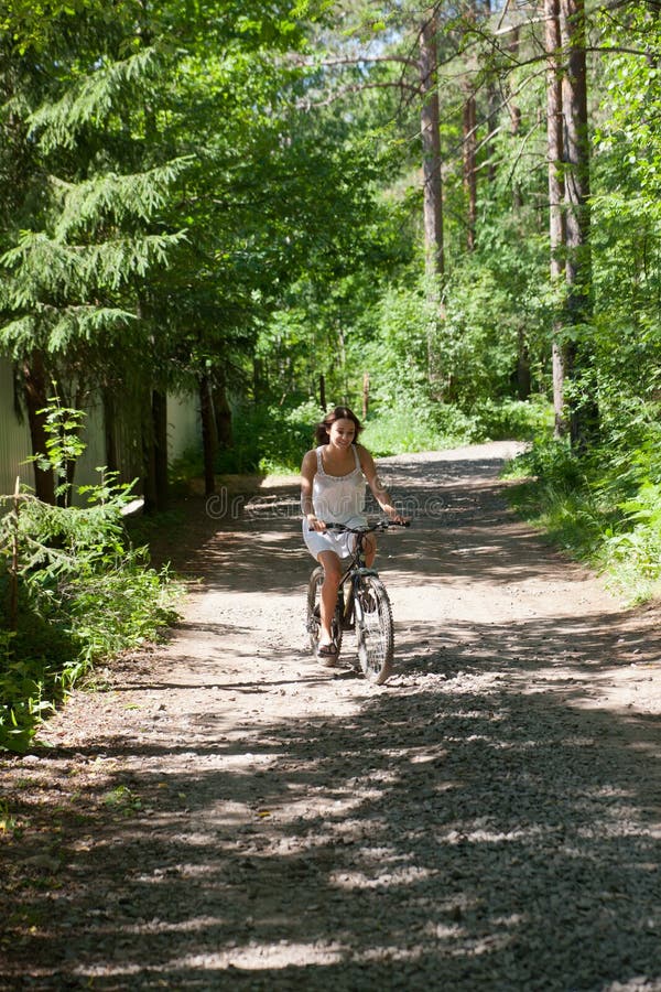 En el camino rural imagen de archivo. Imagen de hoja - 20292685