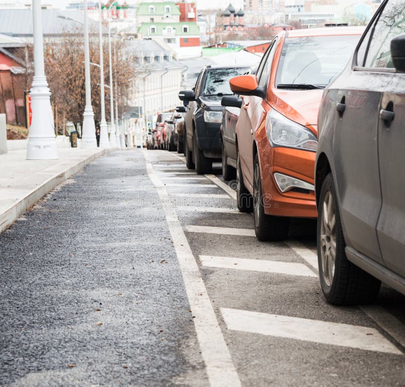 En fila coches parqueados foto de archivo. Imagen de camino - 91174596