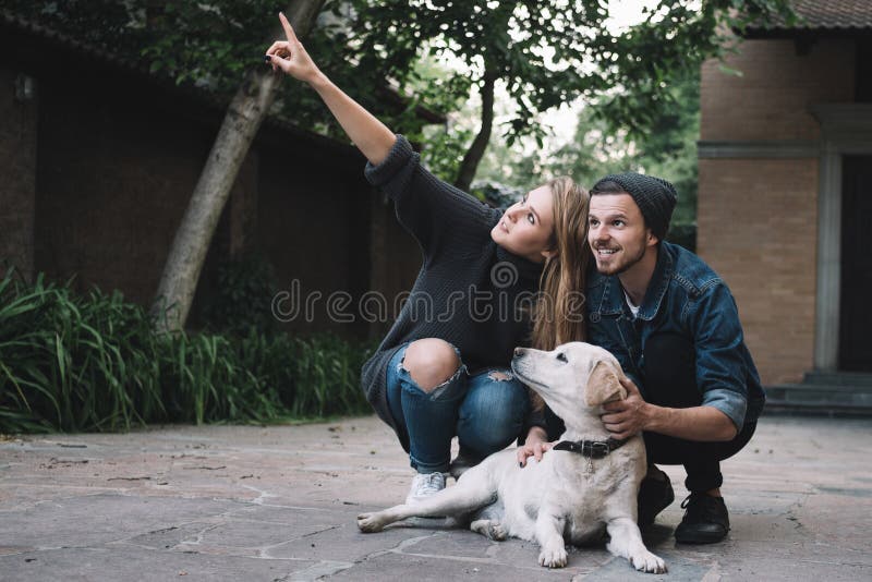 En grabb med en hund fotografering för bildbyråer. Bild av lyckligt ...