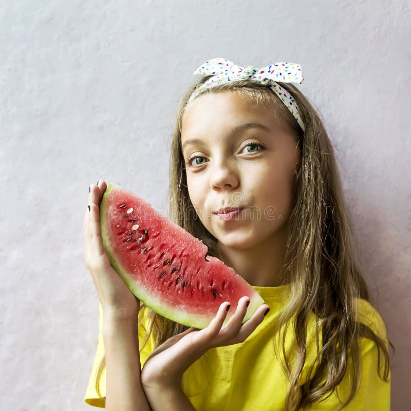 En Gullig Flicka Som Rymmer En Mogen Vattenmelon Arkivfoto - Bild av ...