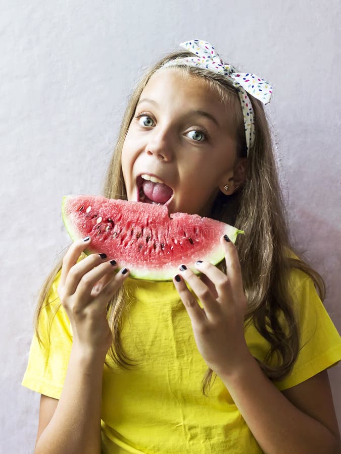 En Gullig Flicka Som Rymmer En Mogen Vattenmelon Arkivfoto - Bild av ...