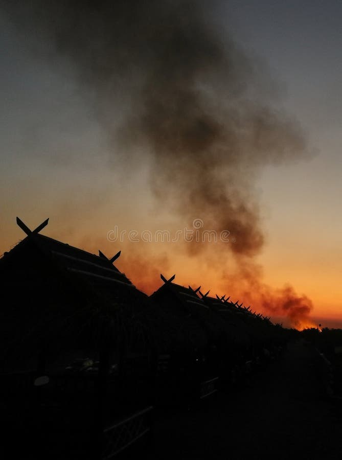 En humo del fuego foto de archivo. Imagen de ciudad - 113901700