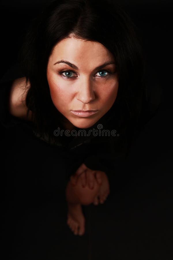 En la obscuridad foto de archivo. Imagen de fino, persona - 17925818