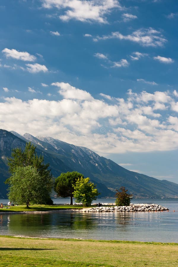 En la orilla del lago foto de archivo. Imagen de italia - 20226376