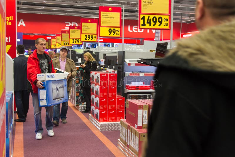 En Las Compras En Nueva Tienda Imagen de archivo editorial - Imagen de ...