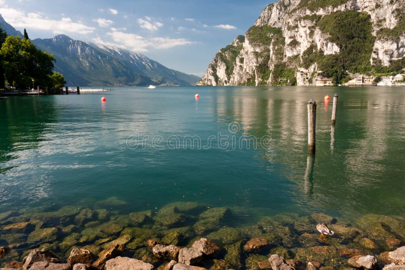 En las rocas por el lago imagen de archivo. Imagen de paisaje - 20226599