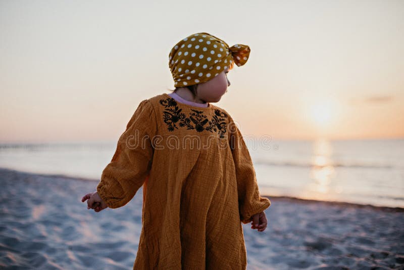 Lustigt Barn Som Ligger På Sand På Solstranden Arkivfoto Bild Av Sunt