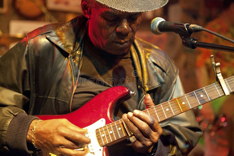 Gammal Man Som Spelar Gitarr Klassisk Redaktionell Arkivbild - Bild av ...