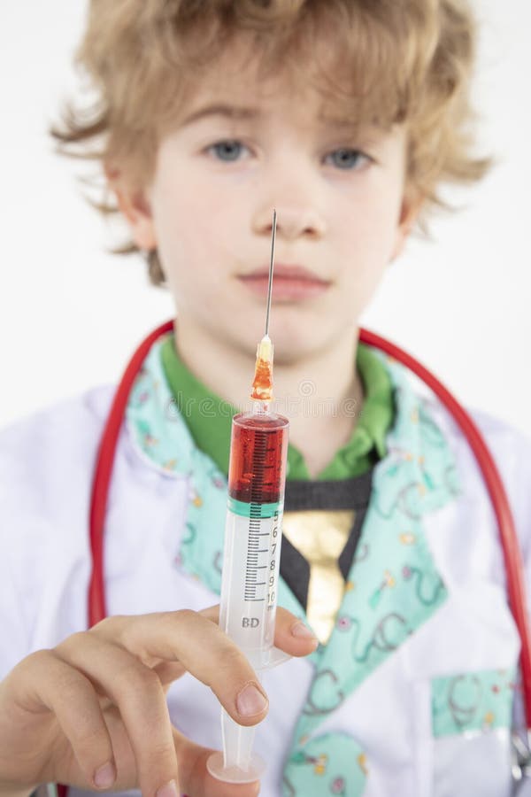 En Spruta I Handen Fylld Med Vaccin Arkivfoto - Bild av visare, blod ...
