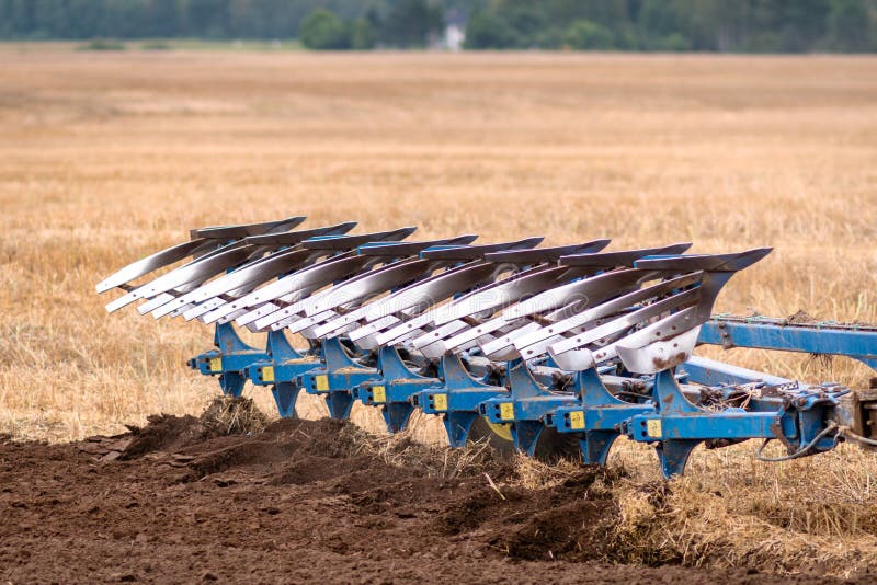 En Traktor Med En Plog Behandlar Jorden Arkivfoto - Bild av maskineri ...