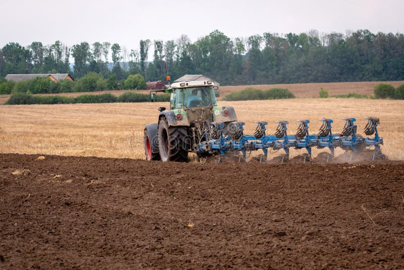 En Traktor Med En Plog Behandlar Jorden Fotografering för Bildbyråer ...