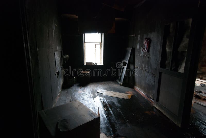 En un cuarto negro negro foto de archivo. Imagen de fondo - 87441354